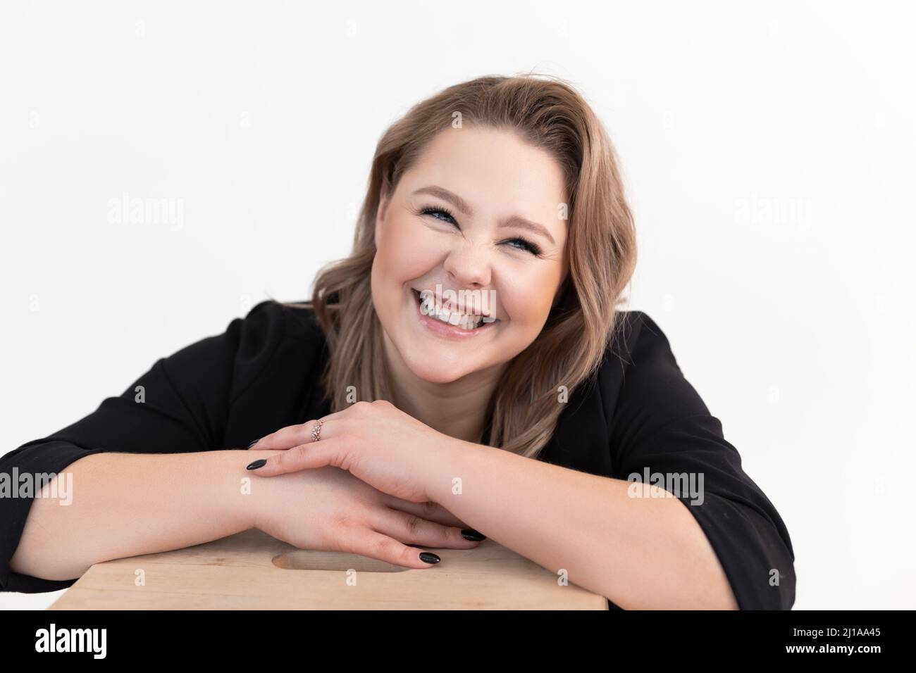 Mollige frau hübsch -Fotos und -Bildmaterial in hoher Auflösung – Alamy