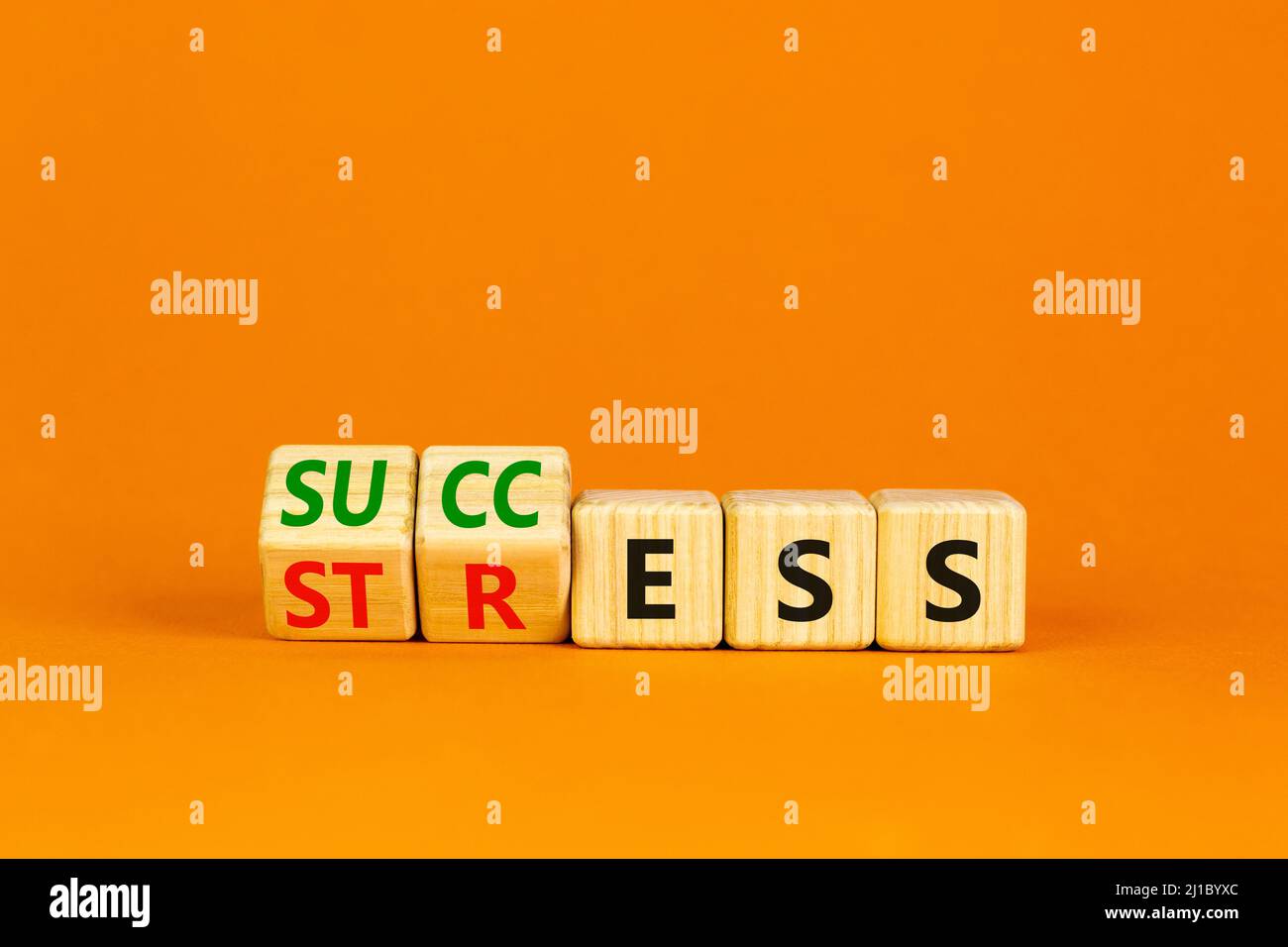 Erfolg statt Stress Symbol. Drehte Würfel und änderte das Konzept Wort ...