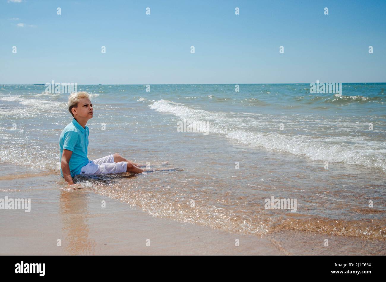 Teenager am strand sonnenbaden -Fotos und -Bildmaterial in hoher ...