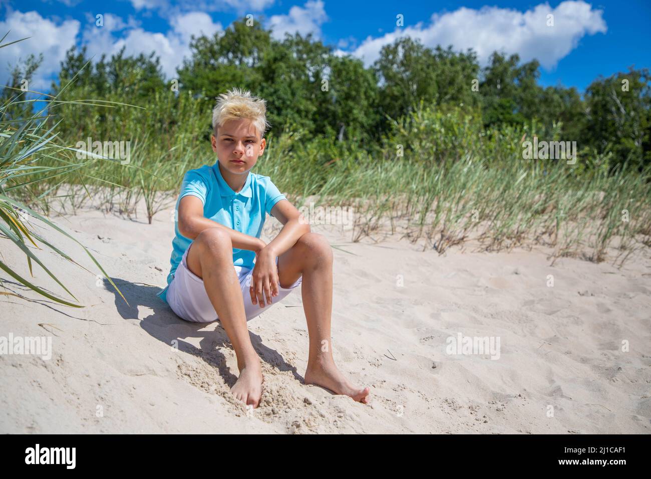 Teenager am strand sonnenbaden -Fotos und -Bildmaterial in hoher ...