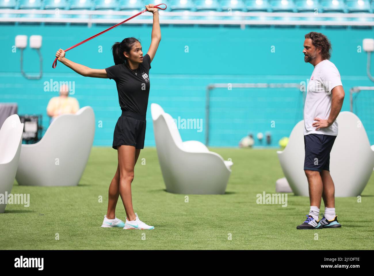 MIAMI GARDENS, FLORIDA - 24. MÄRZ: Emma Raducanu am 4. Tag der Miami ...