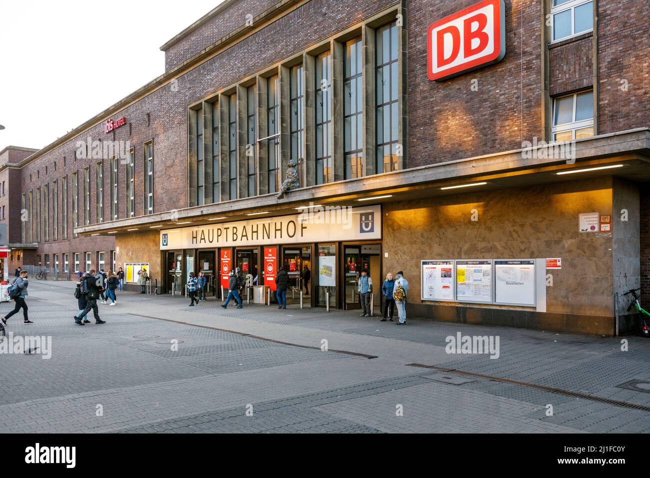 Dusseldorf hauptbahnhof -Fotos und -Bildmaterial in hoher Auflösung – Alamy