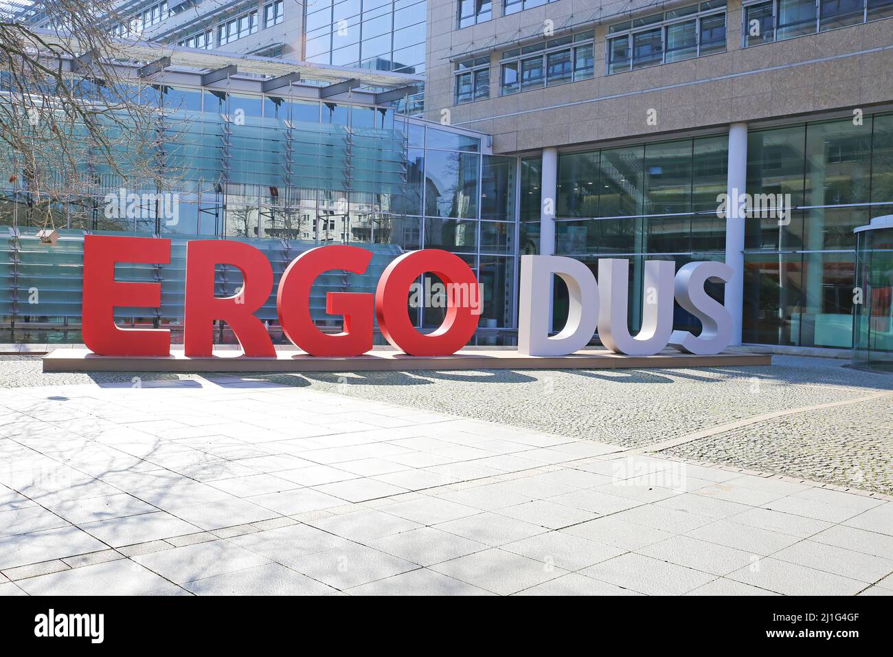 Düsseldorf, Deutschland - März 21. 2022: Blick auf Logo-Schriftzug der ...