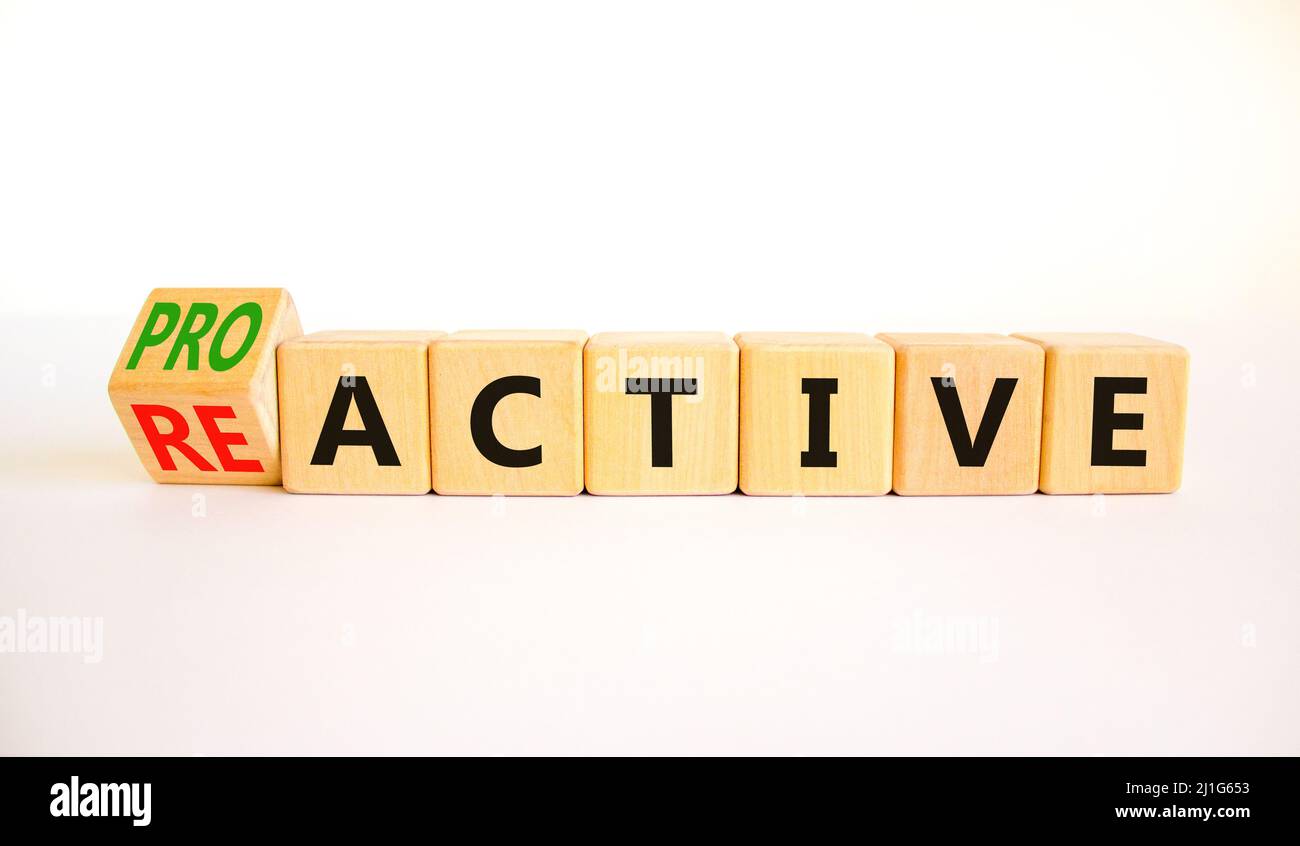 Reaktives oder proaktives Symbol. Drehte Holzwürfel und änderte das ...