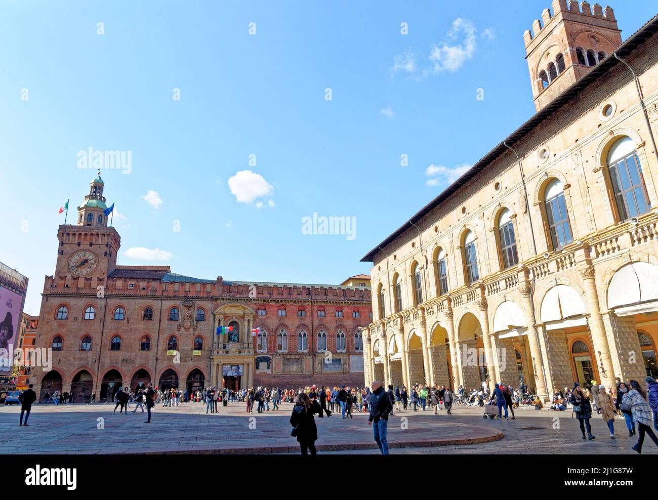 Piazza Maggiore in der historischen Altstadt von Bologna - Emilia ...