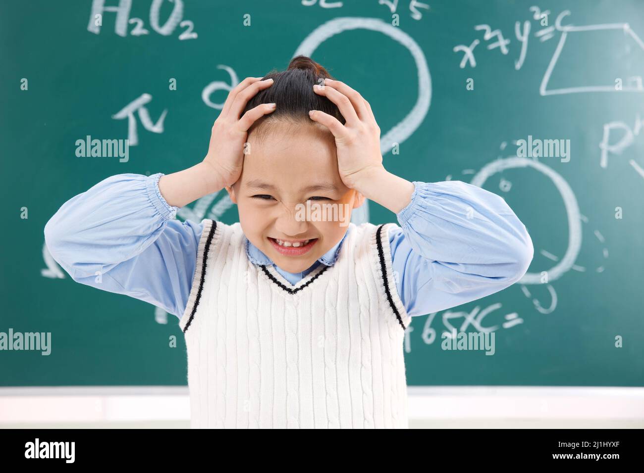 Niños de la escuela orando en la escuela -Fotos und -Bildmaterial in hoher Auflösung – Alamy