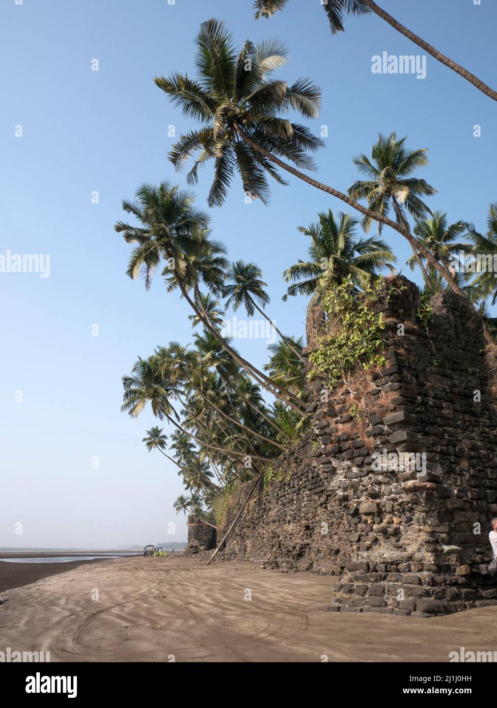 Außenmauern der Festung Revdanda vom Strand von Revdanda aus gesehen ...
