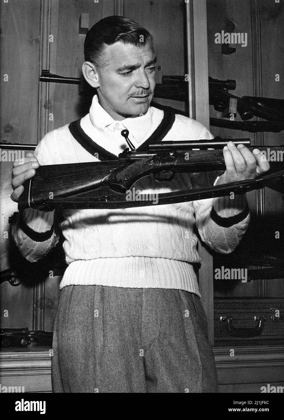 CLARK GABLE zeigt seine Waffensammlung auf seinem Ranch Home in Encino ...