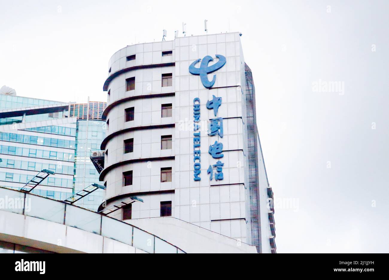SHANGHAI, CHINA - 12. AUGUST 2021 - das China Telecom Building ist am ...