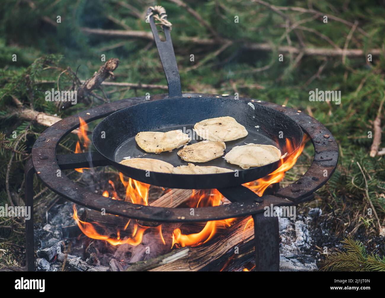 Blini, blin oder Blynai, Pfannkuchen, die traditionell aus Weizen- oder ...
