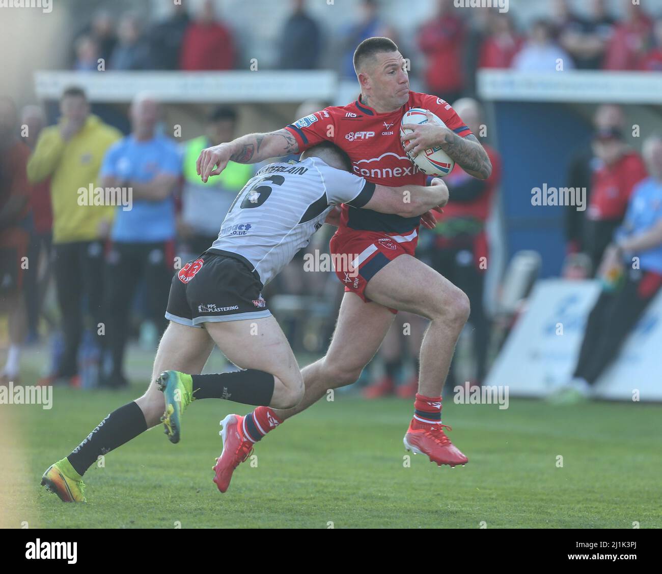 Ed Chamberlain #16 von Leigh Centurions greift Shaun Kenny-Dowall #4 ...