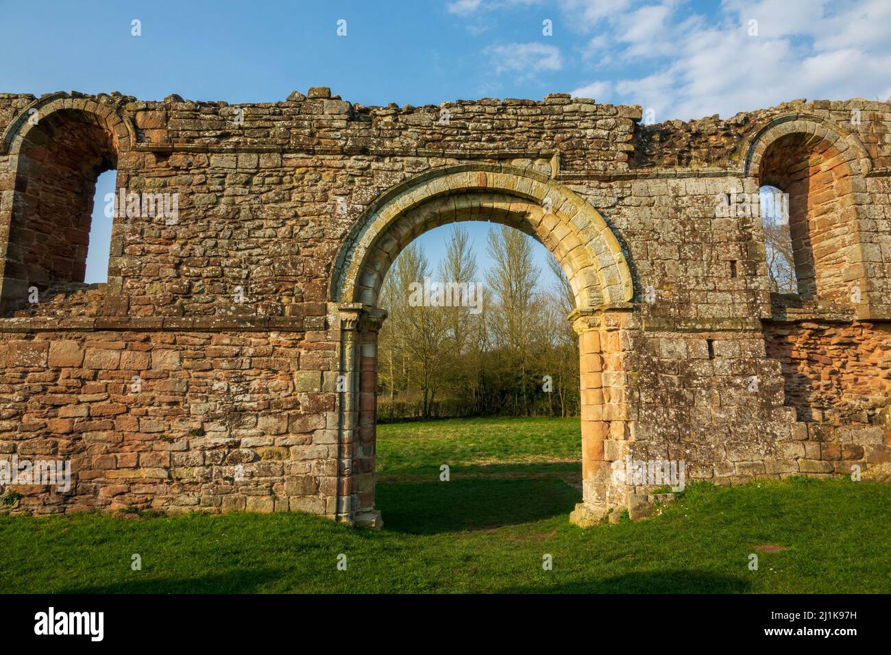 Romanesque arch -Fotos und -Bildmaterial in hoher Auflösung – Alamy