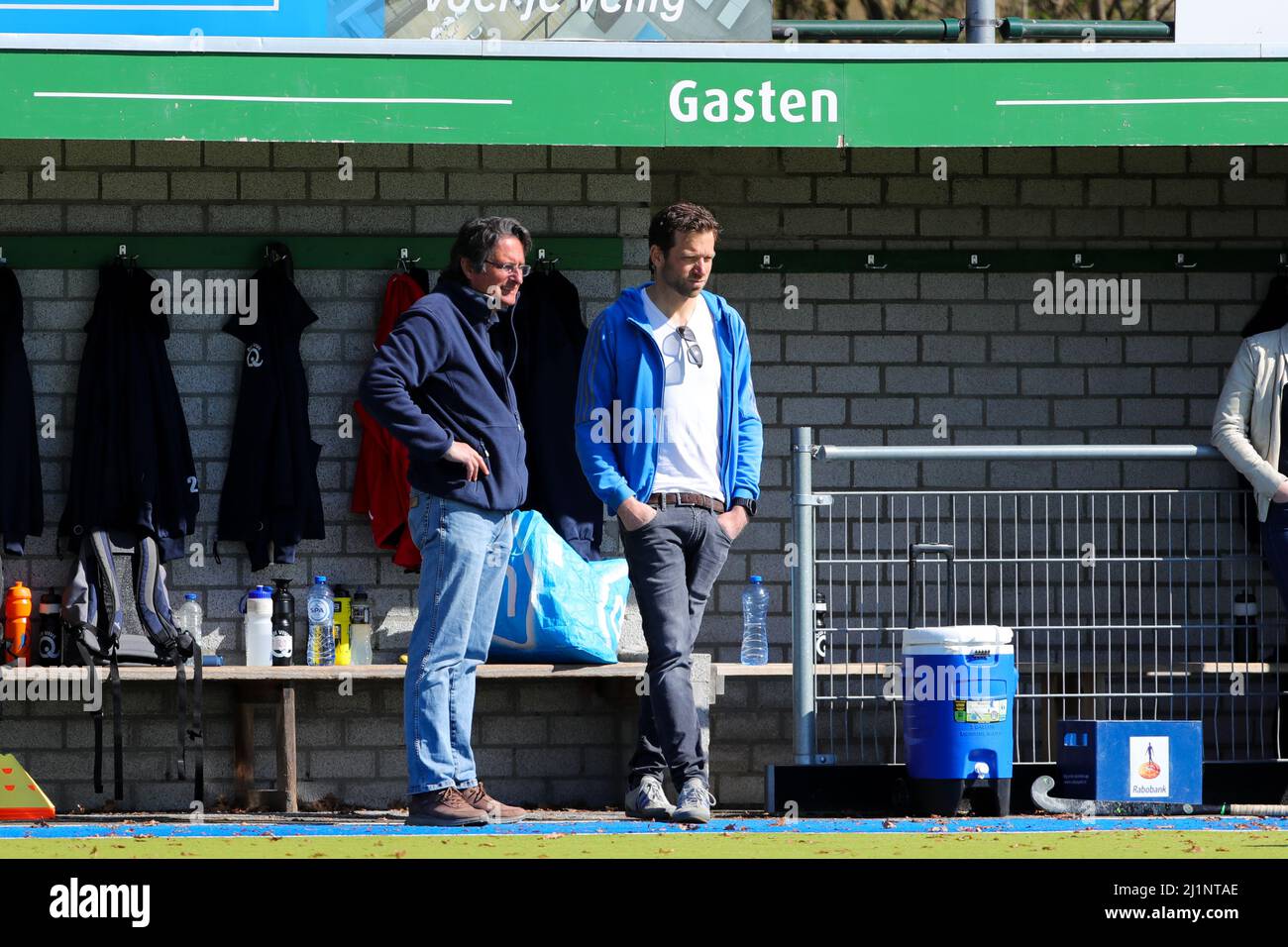 TILBURG, NIEDERLANDE - 27. MÄRZ: Trainer Bert Vreeken von Qui Vive und ...