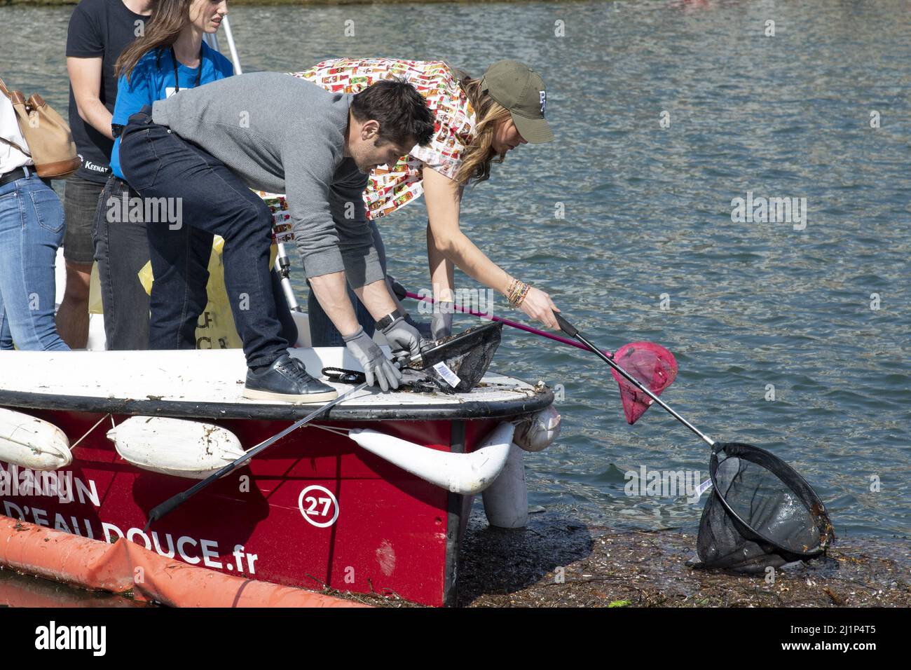 Laury Thilleman und Bixente Lizarazu nehmen an einer Abfallsammlung ...
