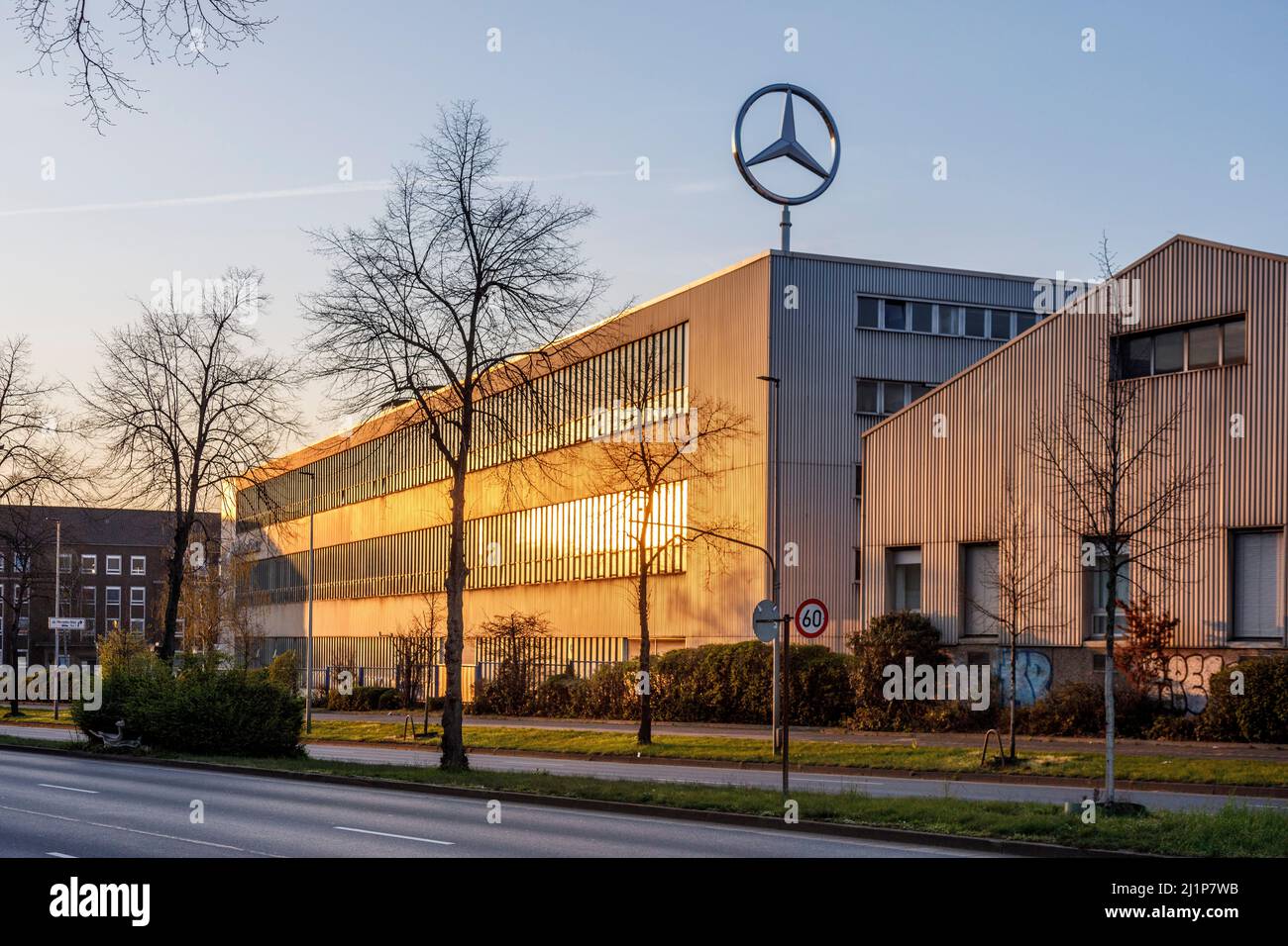 Mercedes benz werk in düsseldorf -Fotos und -Bildmaterial in hoher ...