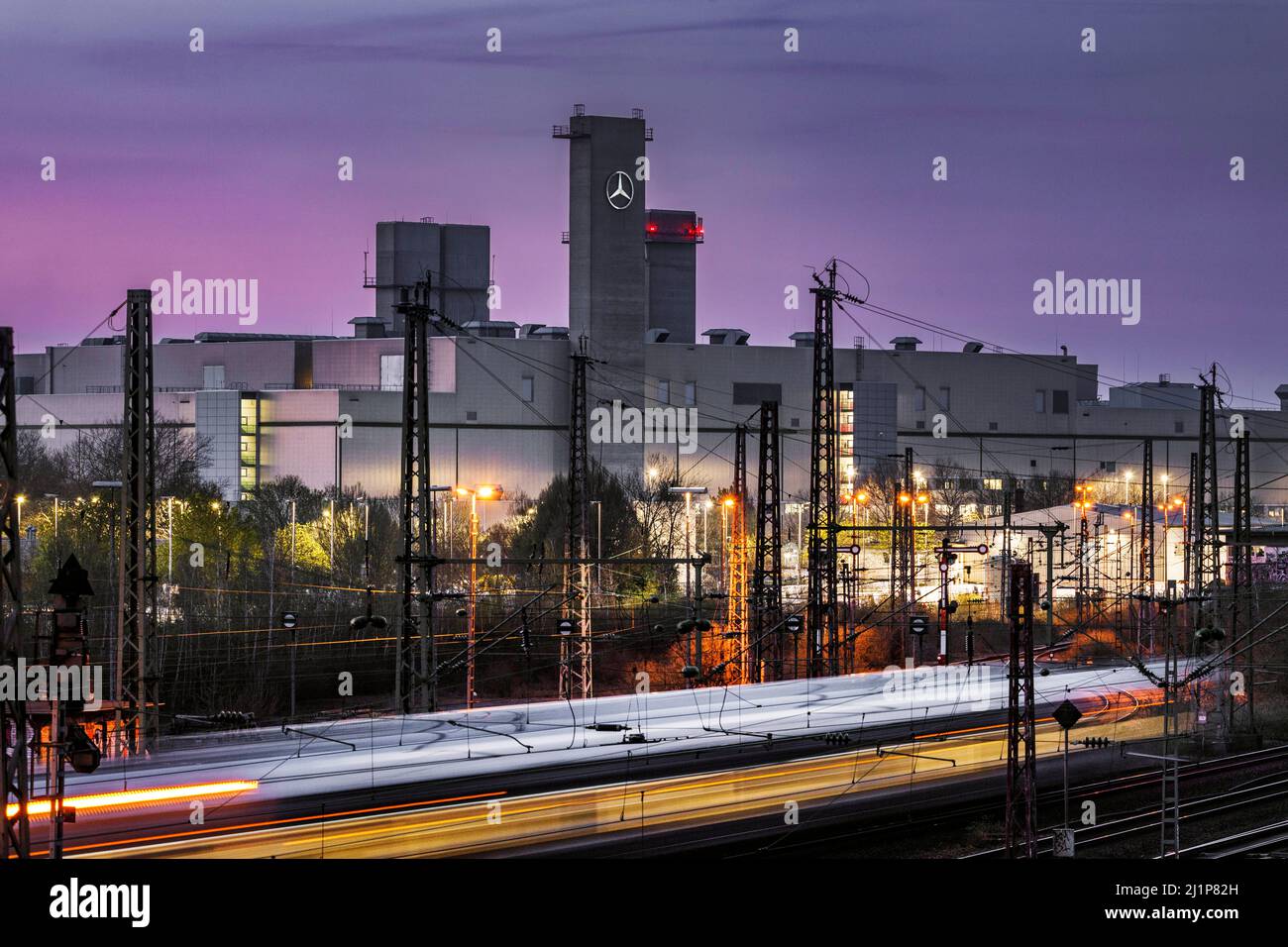 Mercedes Benz, Sprinter-Werk in Düsseldorf an den Gleisen ...