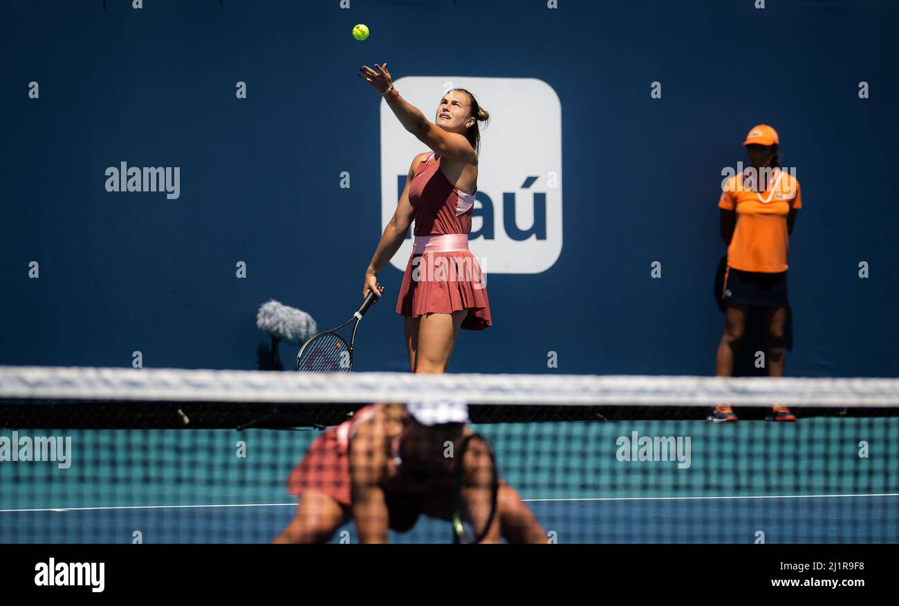 Aryna Sabalenka aus Weißrussland und Paula Badosa aus Spanien spielen Doppel bei den Miami Open ...