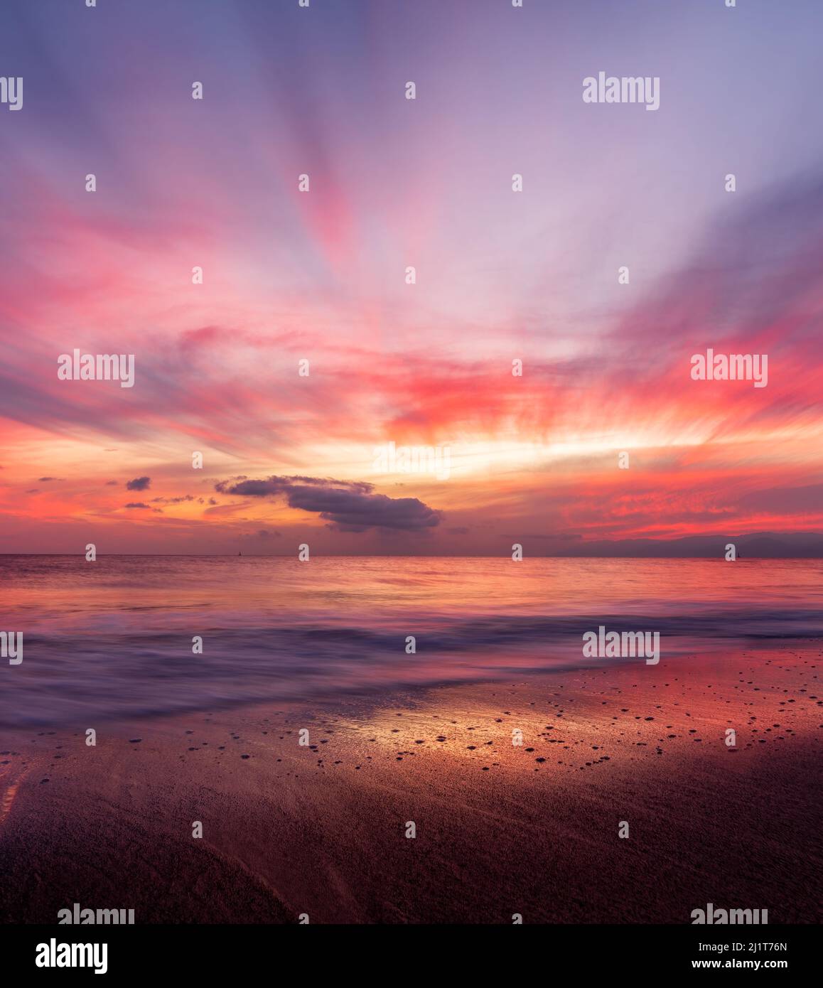 Wolken vertikal -Fotos und -Bildmaterial in hoher Auflösung – Alamy