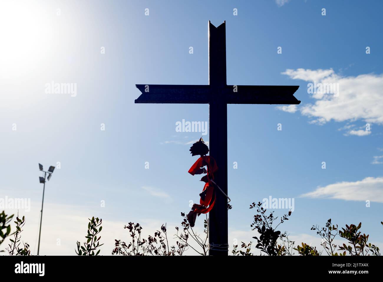 Silhouette von Jesus Christus Kreuz auf einem blauen Himmel Hintergrund mit Wolken und ...