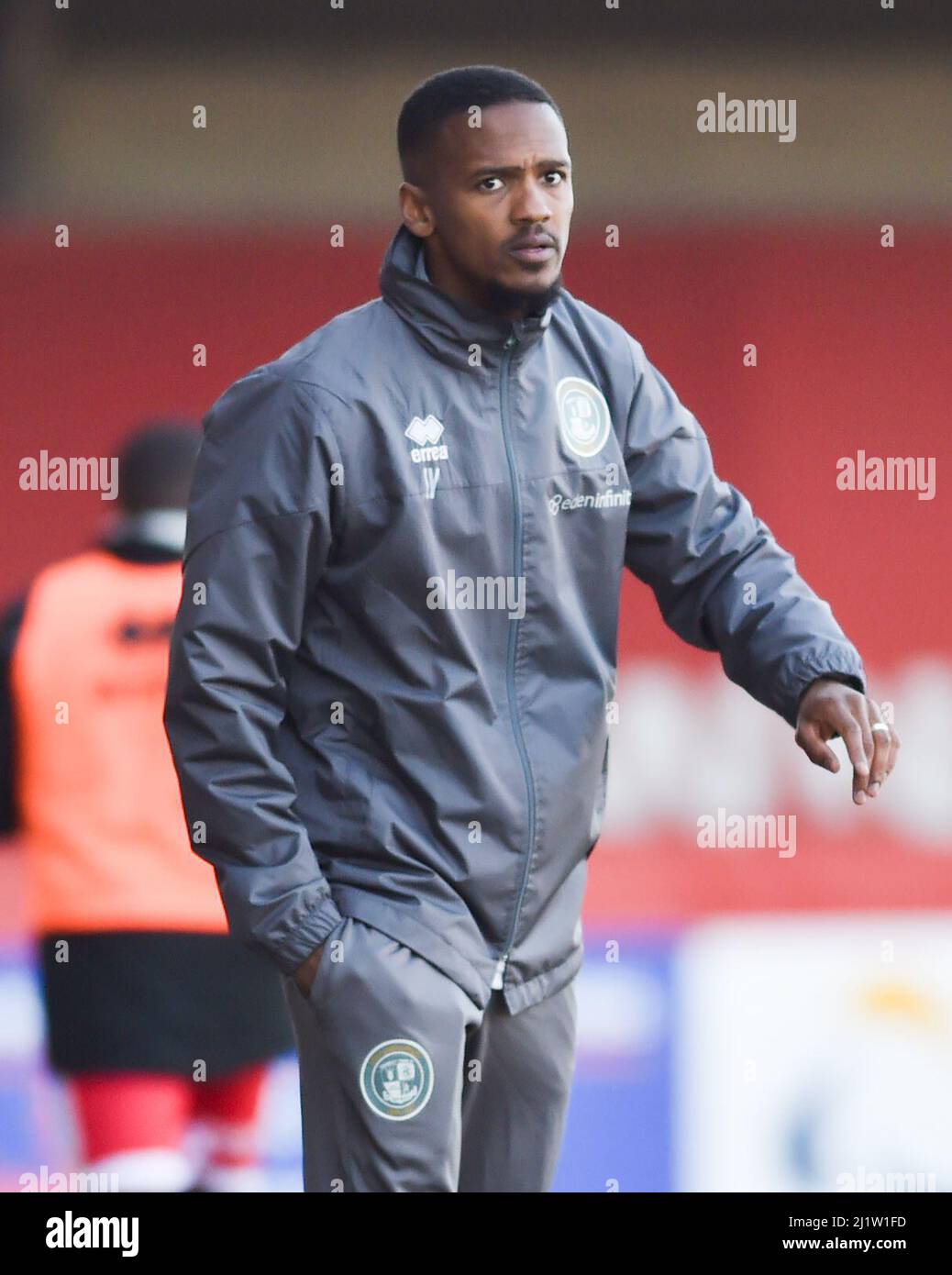 Crawley town lewis jung -Fotos und -Bildmaterial in hoher Auflösung – Alamy