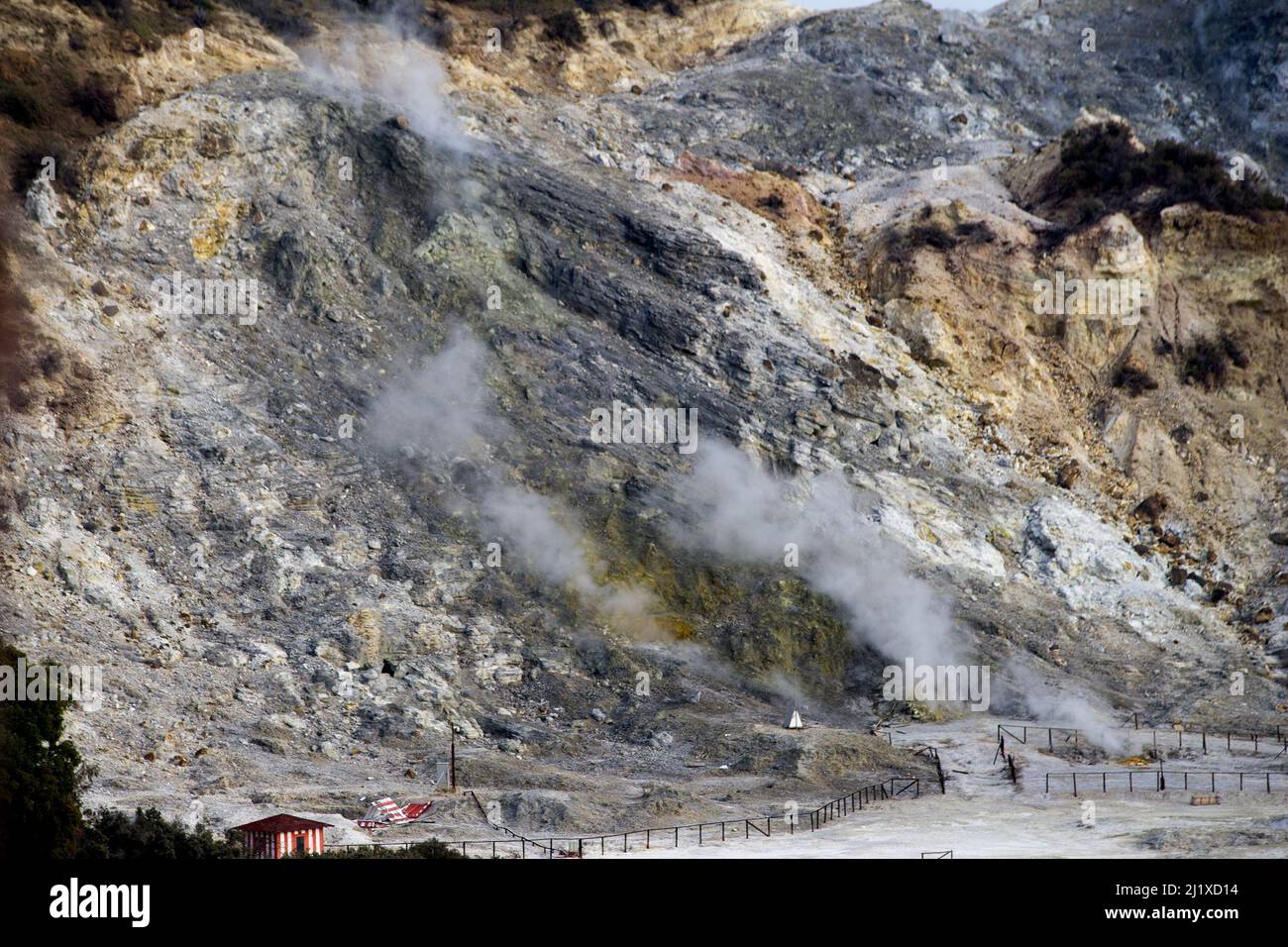 Solfatara di Pozzuoli ist einer der vierzig Vulkane von Campi Flegrei ...