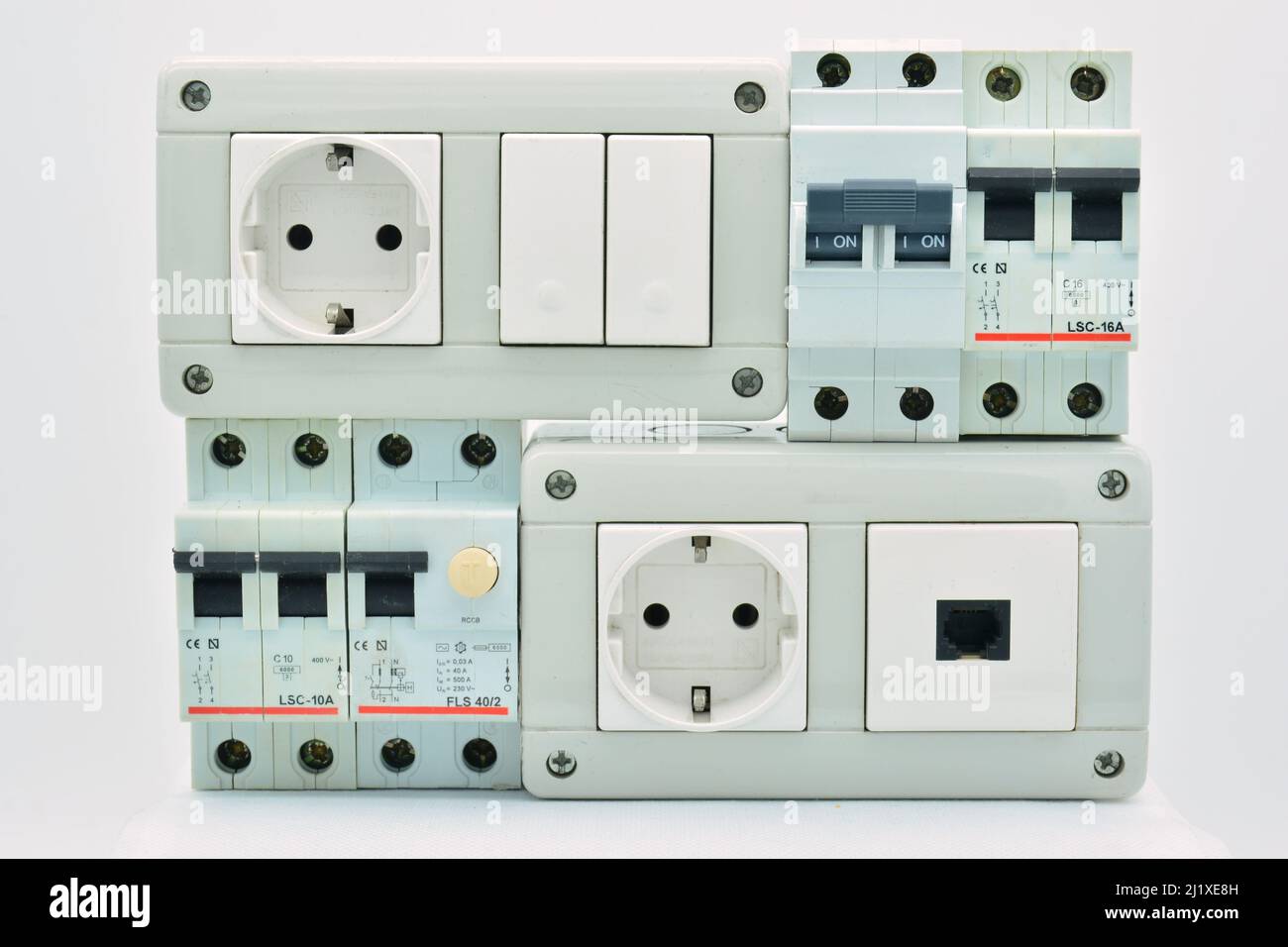 Cuadro electrico con magnetotérmico, enchufes, interruptores, toma de ... Cuadro electrico con magnetotérmico, enchufes, interruptores, toma de ...