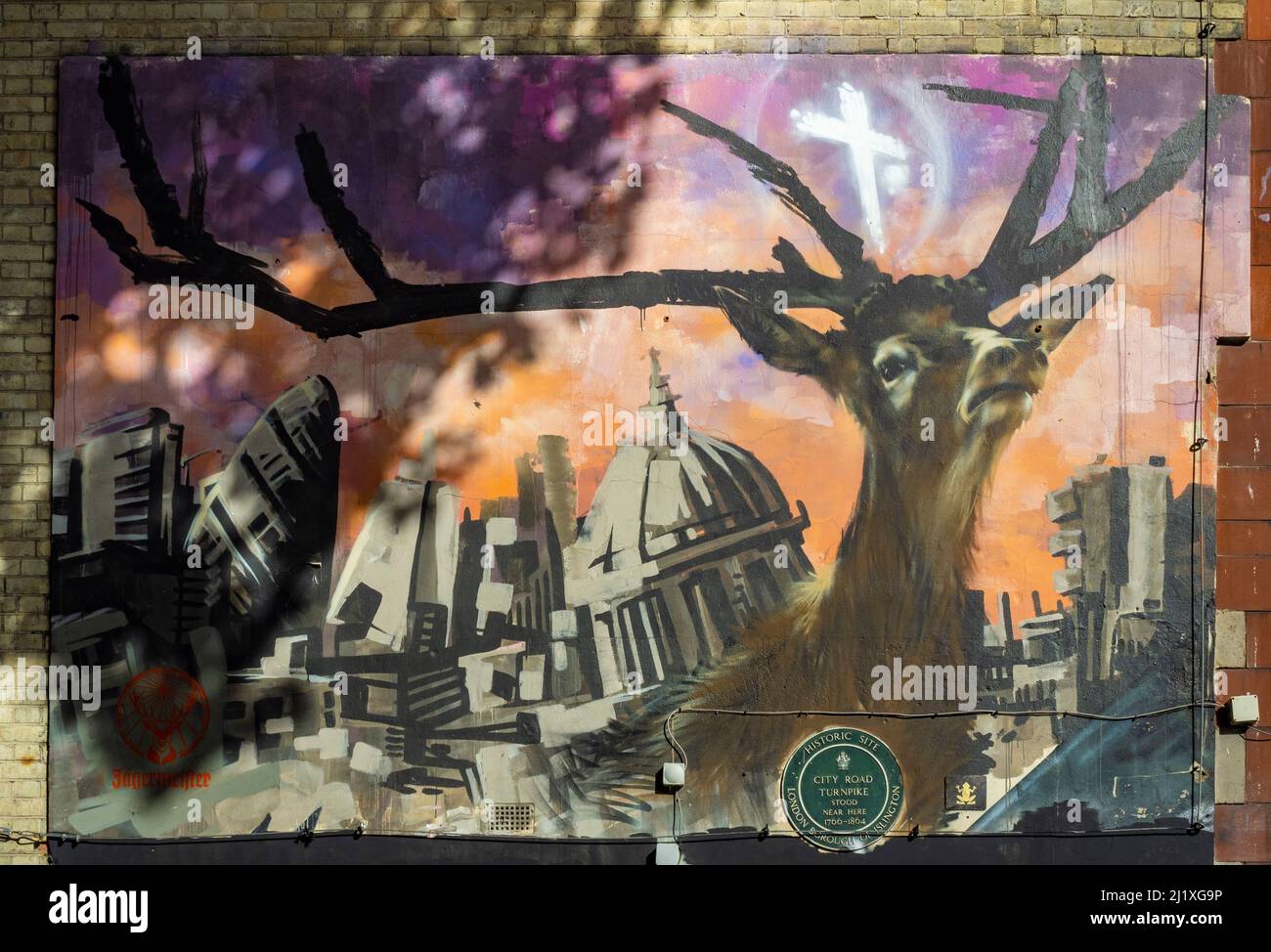 Stag mit Graffiti von Londoner Wahrzeichen an einer Außenwand der ...