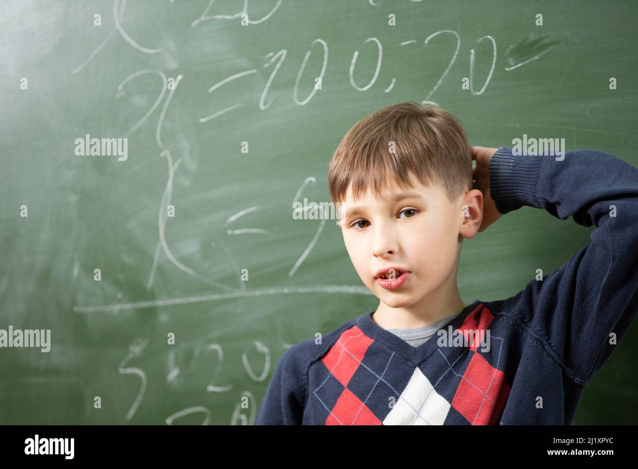 Kind steht an tafel -Fotos und -Bildmaterial in hoher Auflösung – Alamy