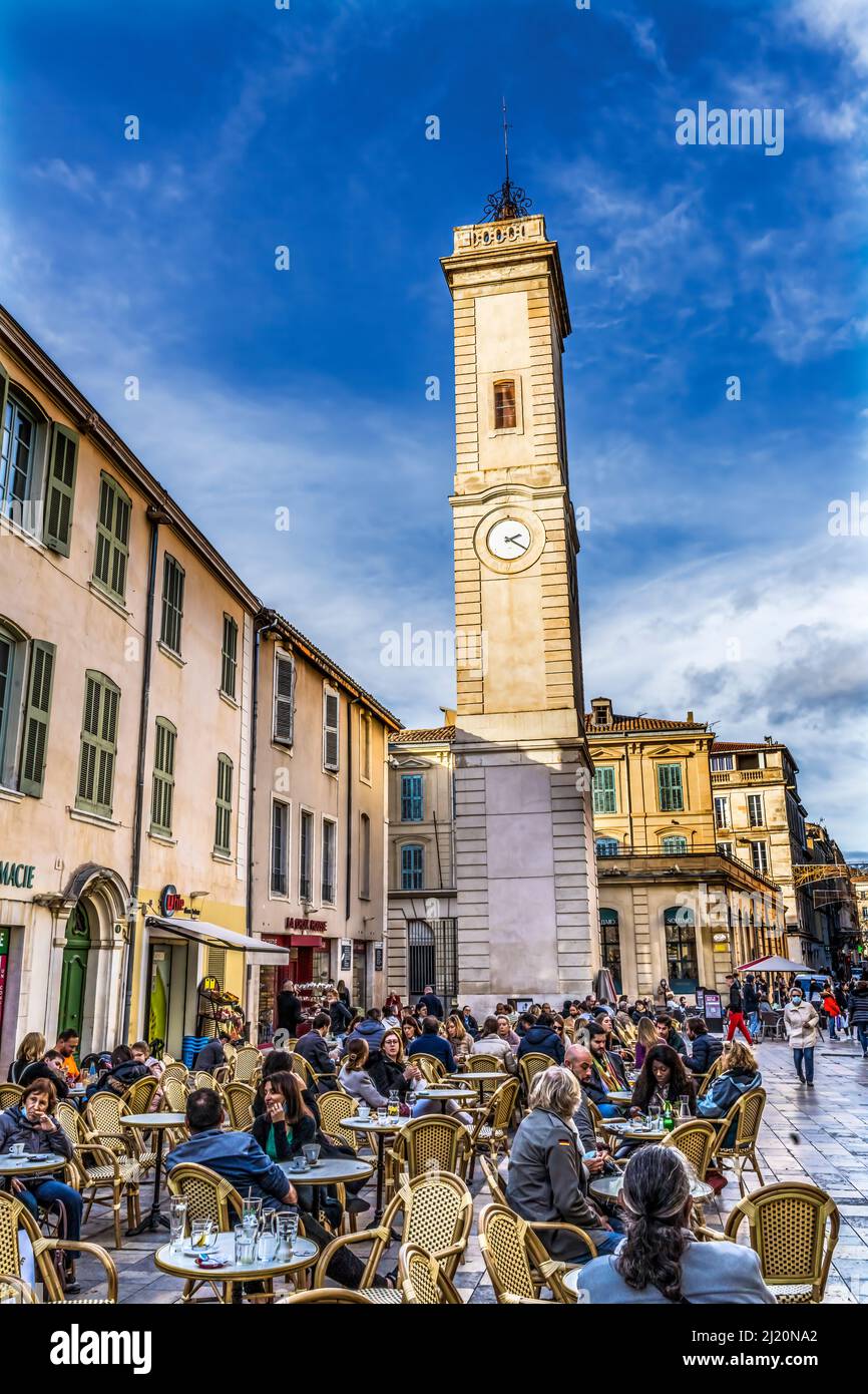 Outdoor Restaurant Diners Touristen Old Clock Tower Plaza Street Geschäfte Nimes Gard Frankreich ...
