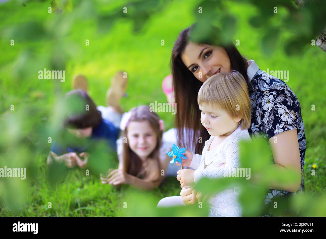 Junge große Familie auf einem Spaziergang am Morgen im Sommer. Schöne ...