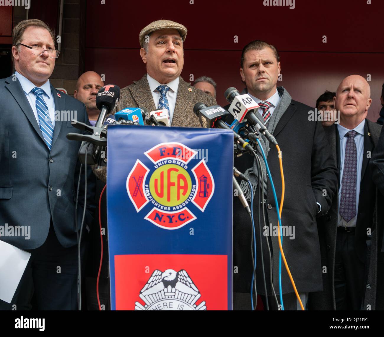 Andrew Ansbro, Präsident der Feuerwehr New York City, und James ...