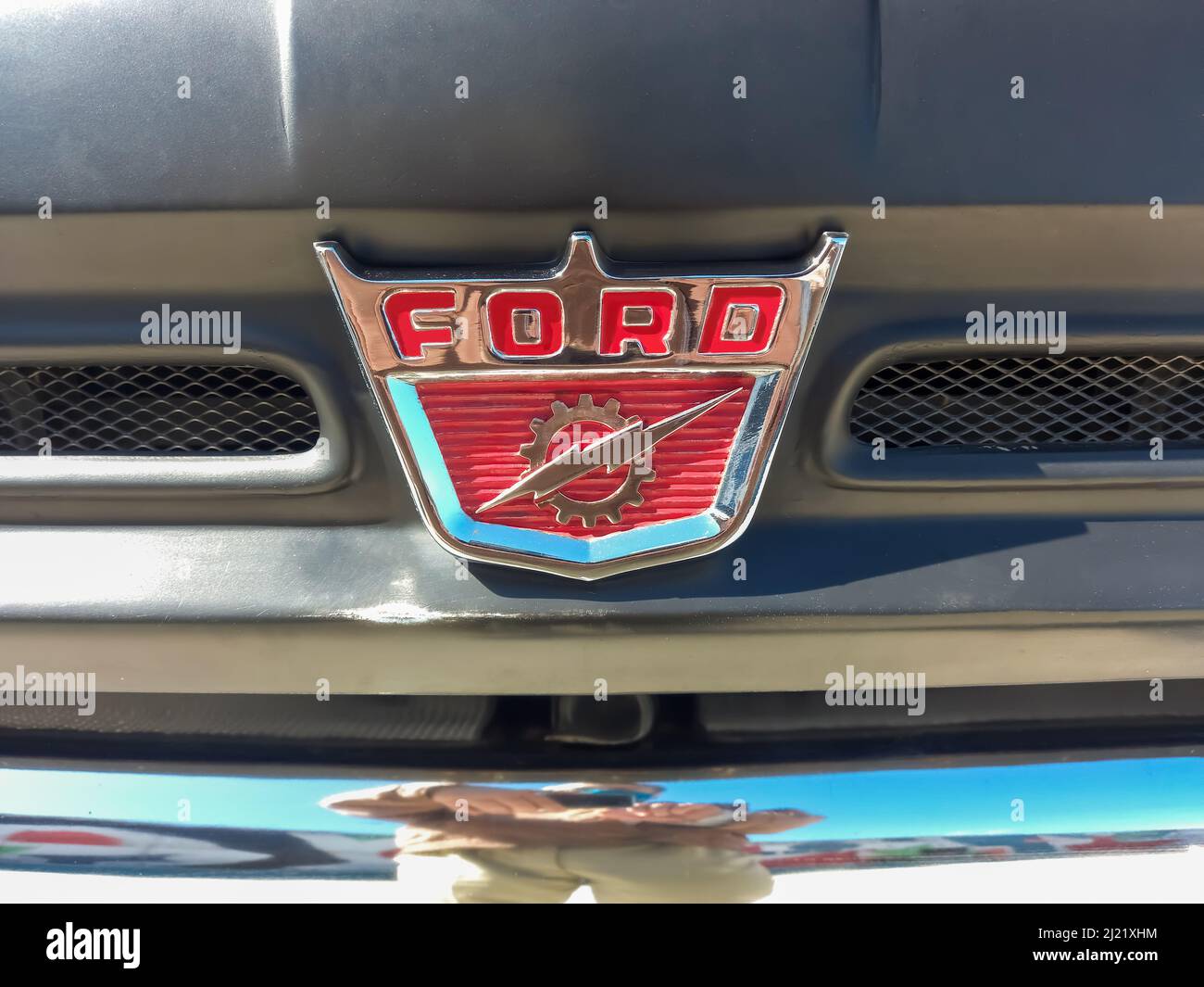 Abzeichen und Marke auf dem Grill eines Ford F100 Pickup Truck Custom ...