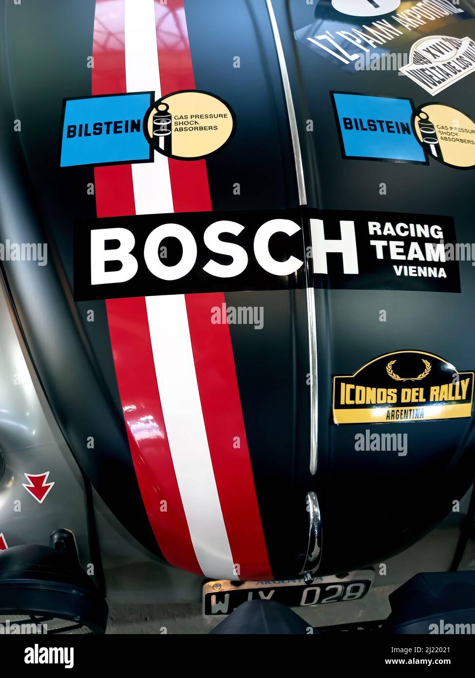 Bosch Racing Team und Bilstein schocken Logos auf die Motorhaube eines ...