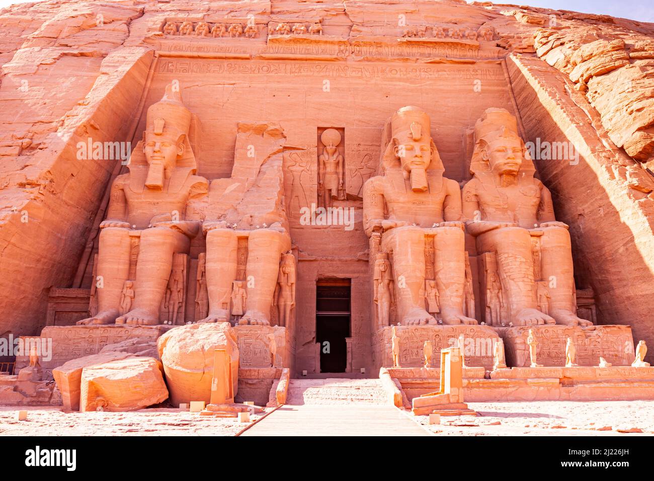 Statue vor dem Großen Tempel von Ramses II. In Abu Simbel. Statue des ... Statue vor dem Großen Tempel von Ramses II. In Abu Simbel. Statue des ...