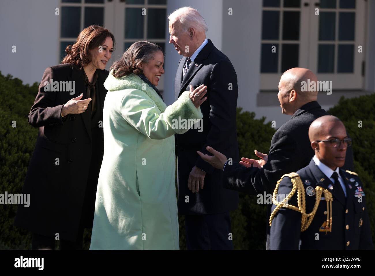 Präsident Joe Biden, Vizepräsidentin Kamala Harris und Michelle Duster ...
