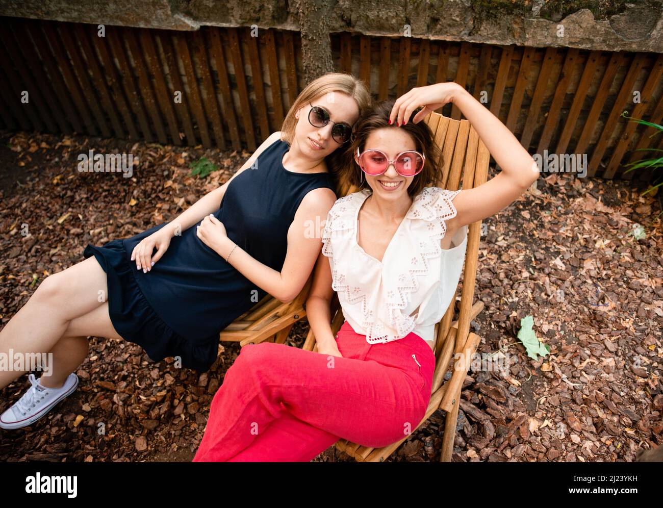 Freunde verbringen -Fotos und -Bildmaterial in hoher Auflösung – Alamy