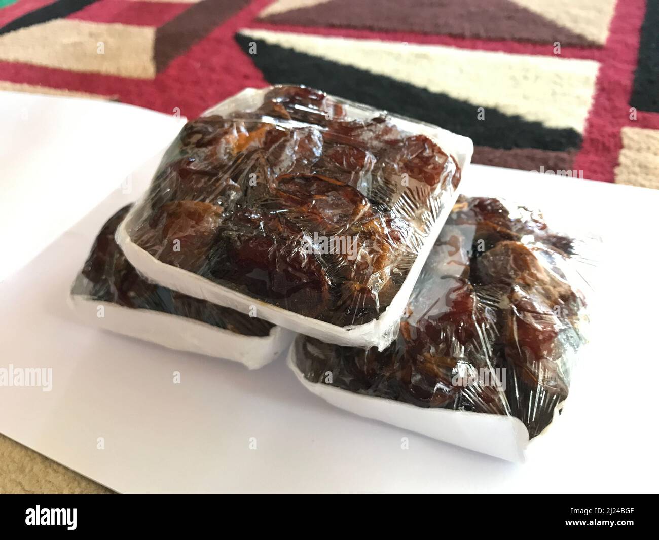 Frische Datteln Obst. Haufen köstlicher getrockneter Datteln isoliert ...