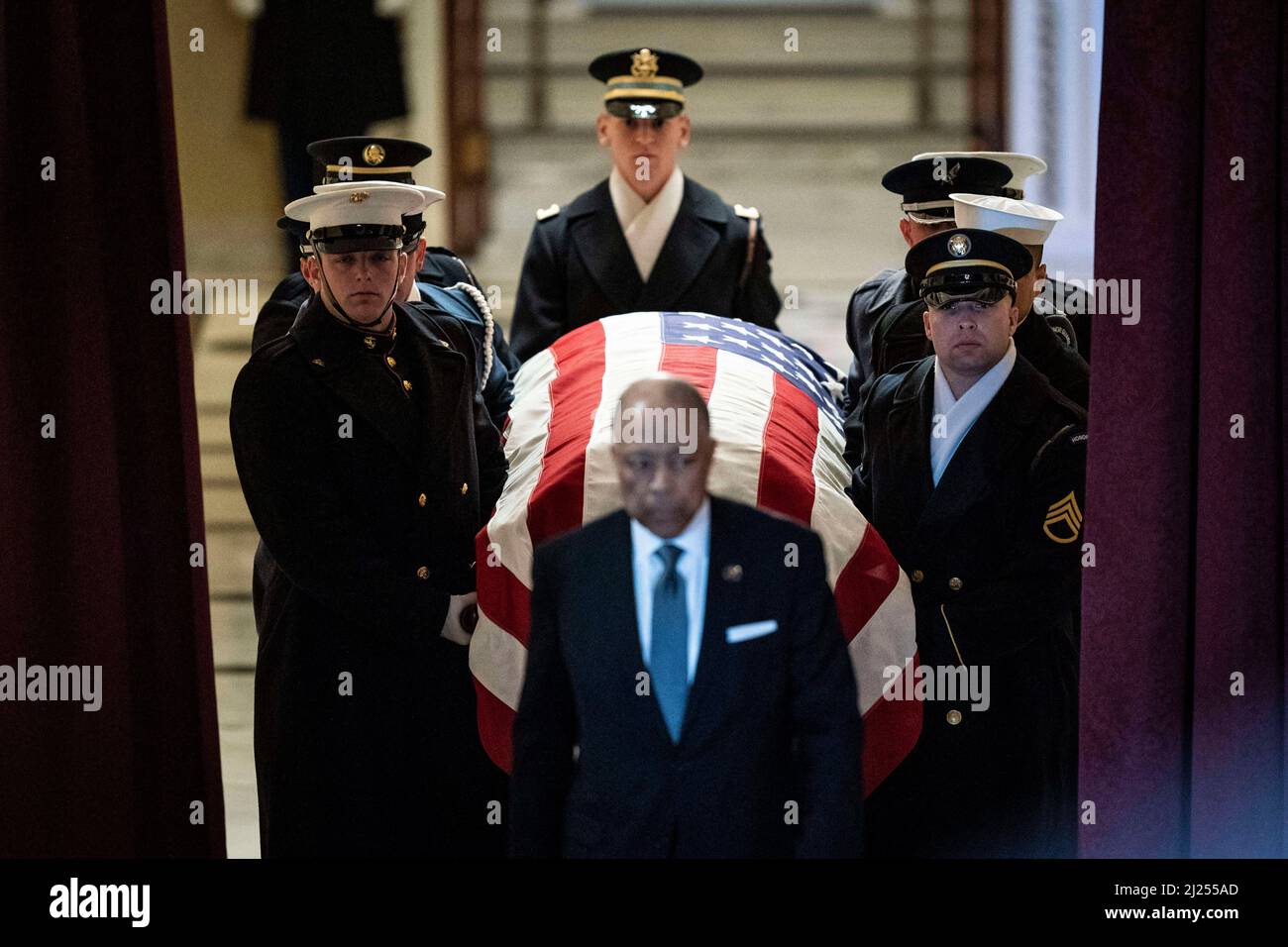 House Sergeant at Arms William Walker führt als Schatulle, die den ...