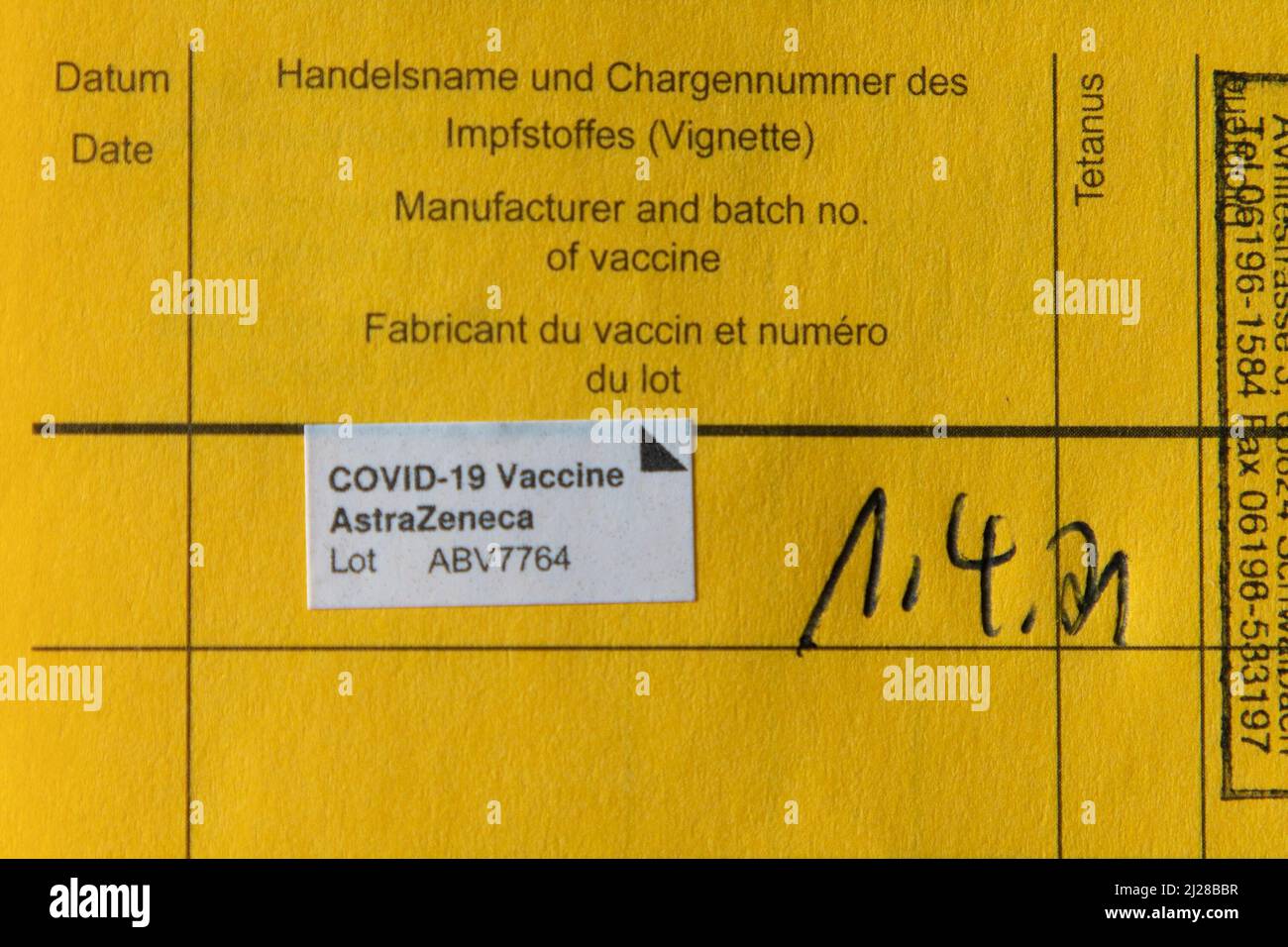 Frankfurt, Deutschland - 1. April 2021: deutsches Impfbuch mit ...