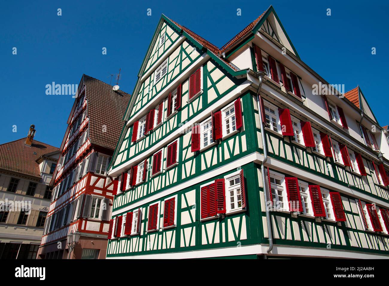 Malerische Fachwerkhäuser in der Altstadt von Calw, Marktplatz. Baden ...