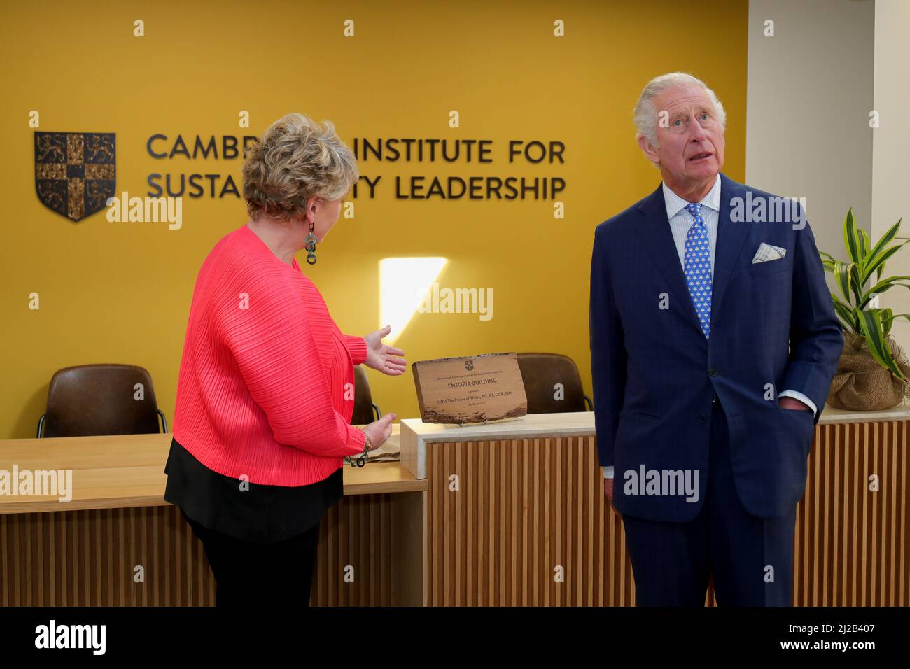 Prinz Charles enthüllt eine Gedenktafel an der Seite von CEO Clare ...