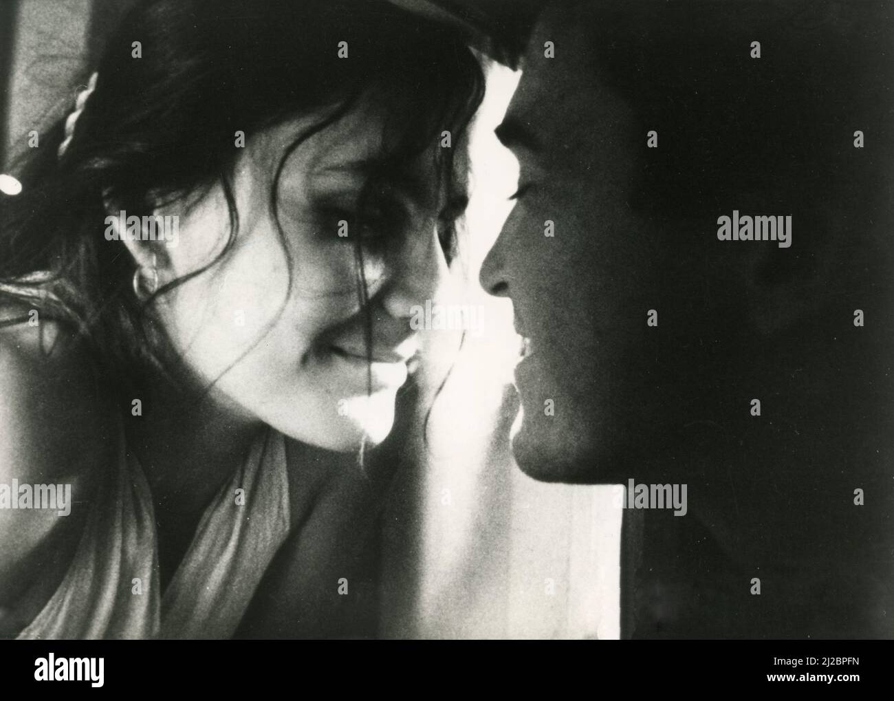 Die Schauspielerin Ayse Romey und der Schauspieler Uwe Bohm im Film ...