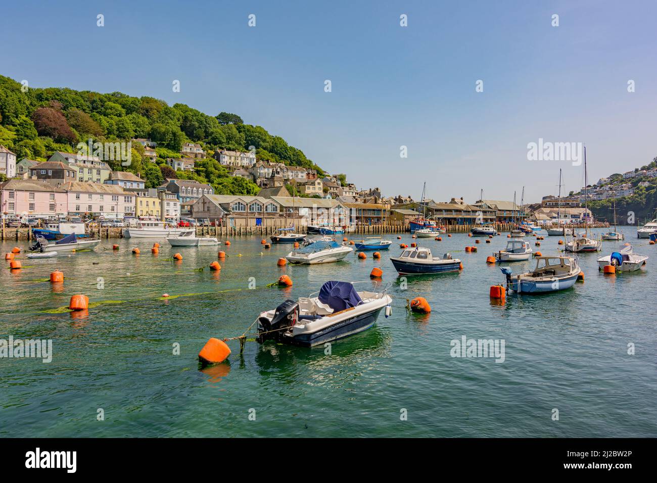 Blick über den East Looe River bei Flut nach East Looe mit seinen ...