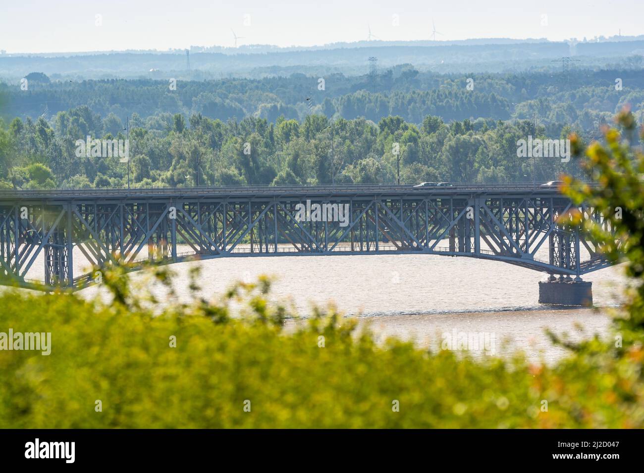 Plock, Polen - 12. August 2021. Längste iluminierte Brücke in Europa ...