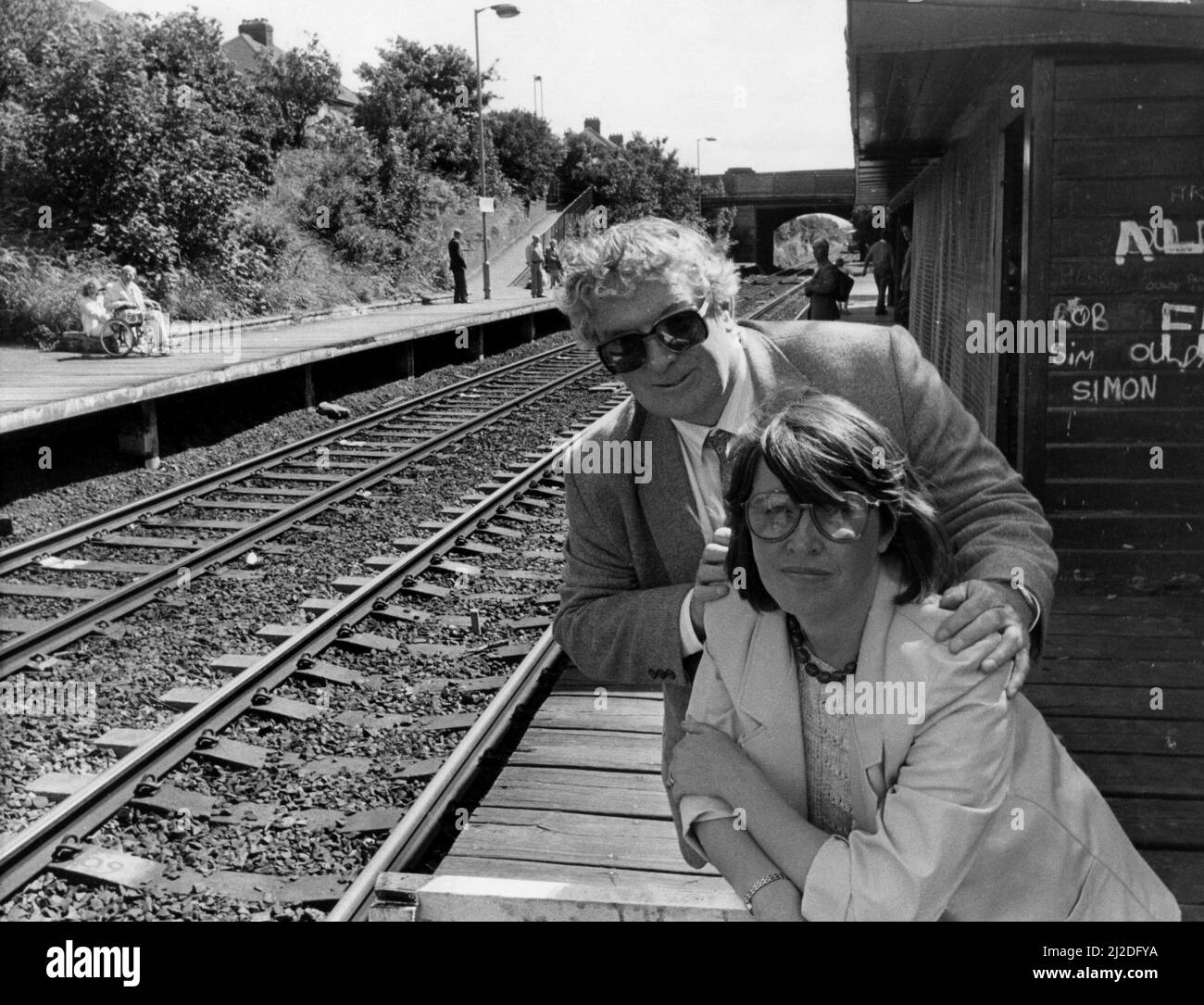 Passagiere auf dem bahnsteig Schwarzweiß-Stockfotos und -bilder - Seite ...