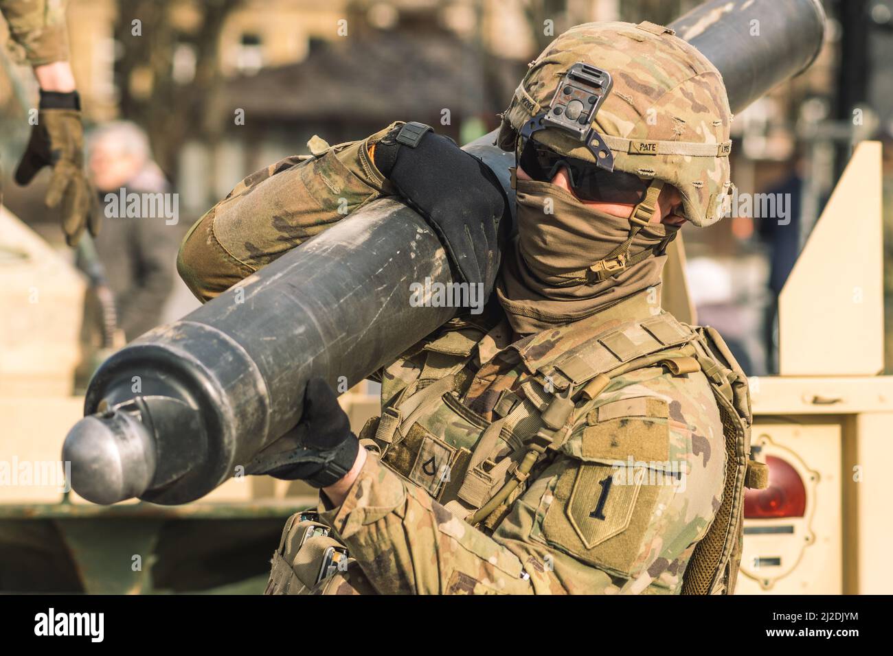 US Marine Corps Soldat mit verdecktem Gesicht und Sonnenbrille, Raketen ...