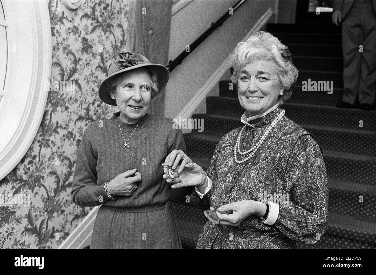 Die scheidende Präsidentin des Huddersfield Women's Luncheon Club, Frau ...