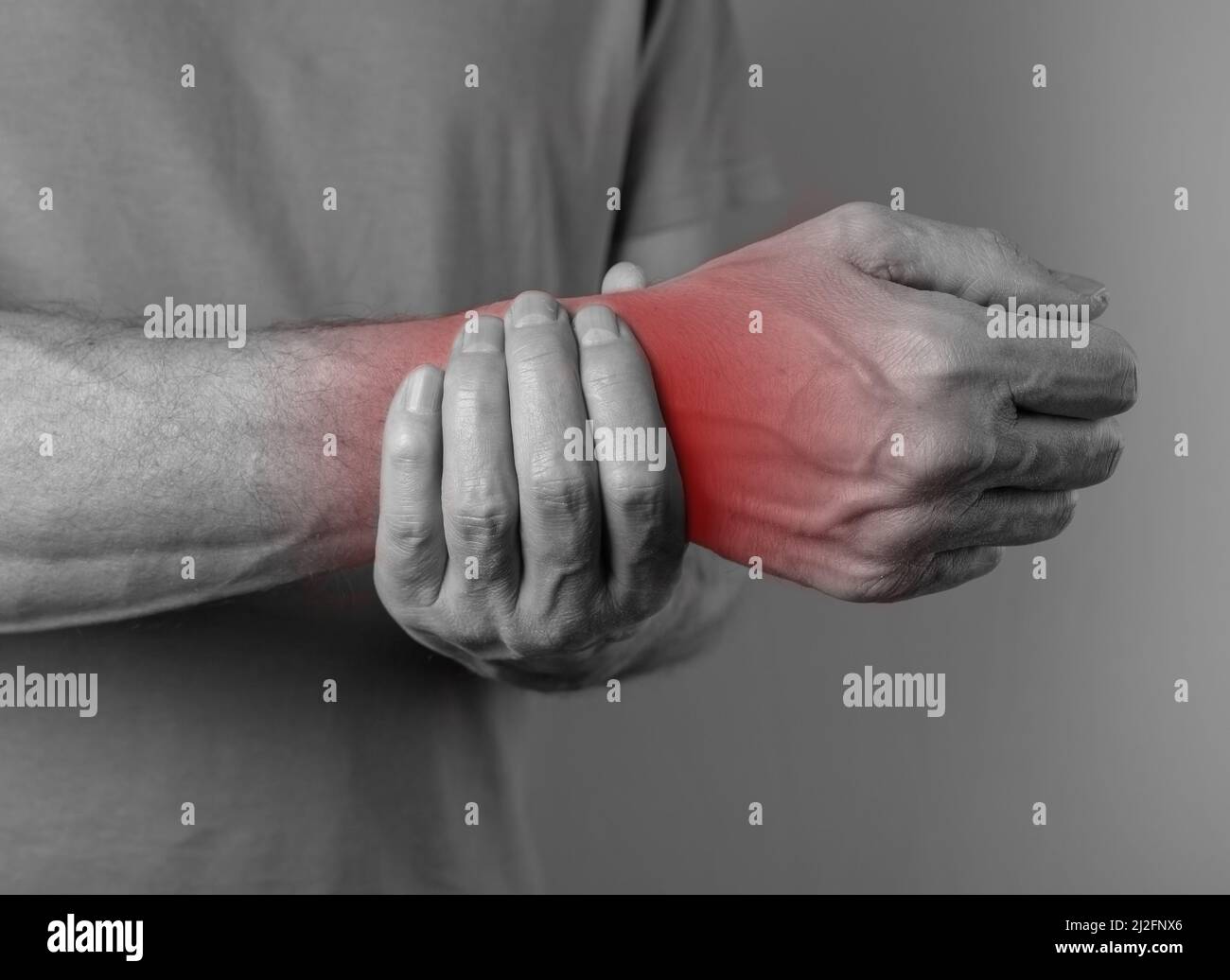 Mann, der an Schmerzen am Handgelenk leidet und schmerzhafte Hände mit ...