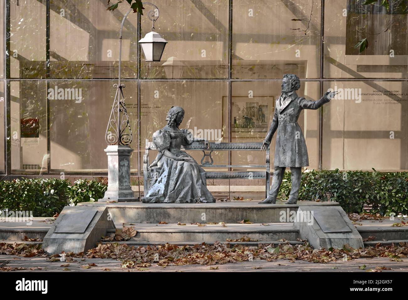 PODGORICA, MONTENEGRO - 13. AUGUST 2017: Denkmal für Alexander Puschkin ...