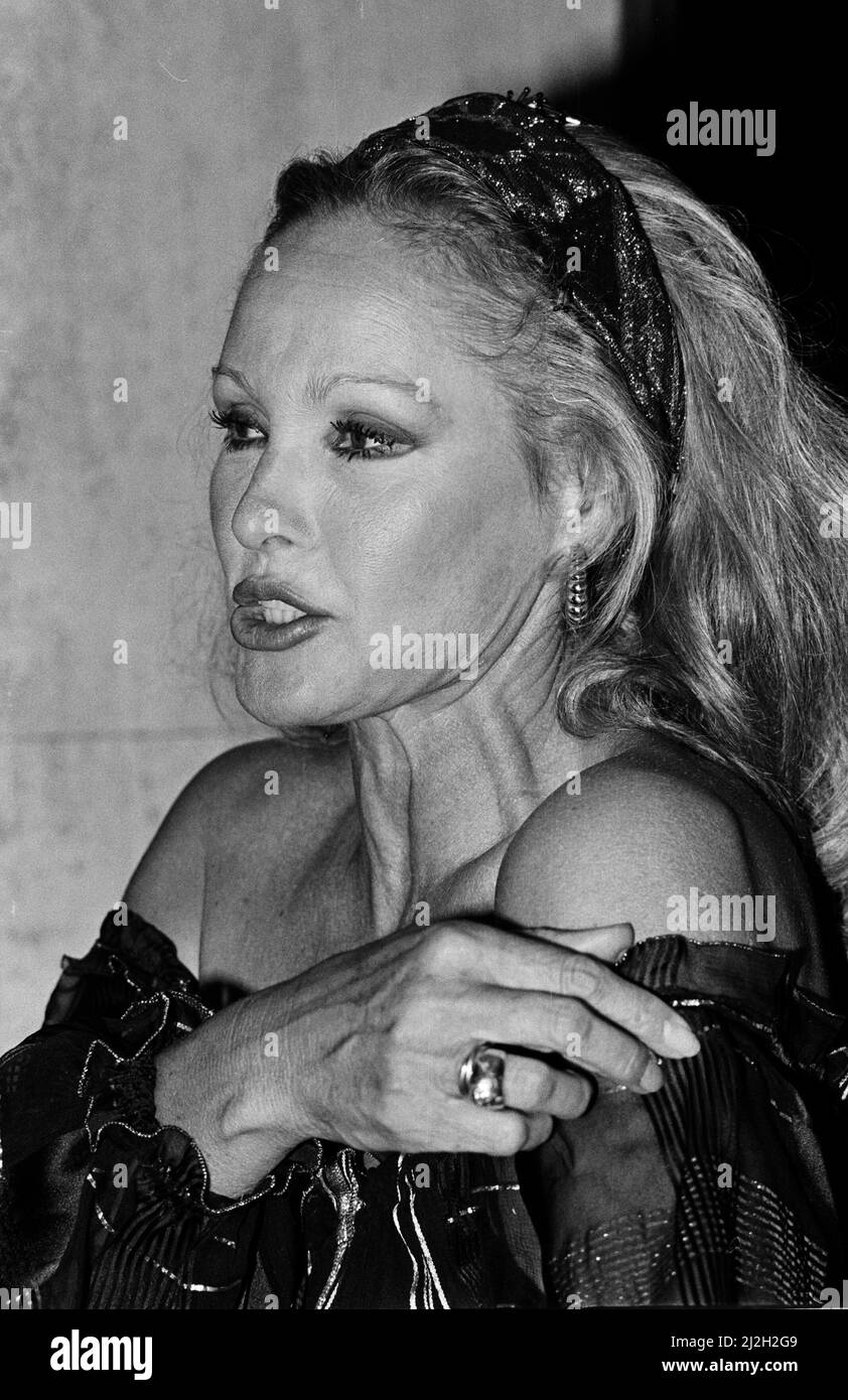 Ursula andress ursula andress ursula Schwarzweiß-Stockfotos und -bilder ...